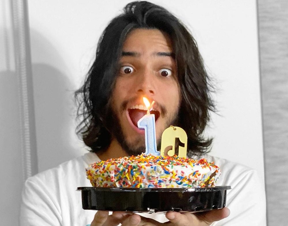 Apollo Costa comemora um milhão de seguidores no Tik Tok - Cartão de ...