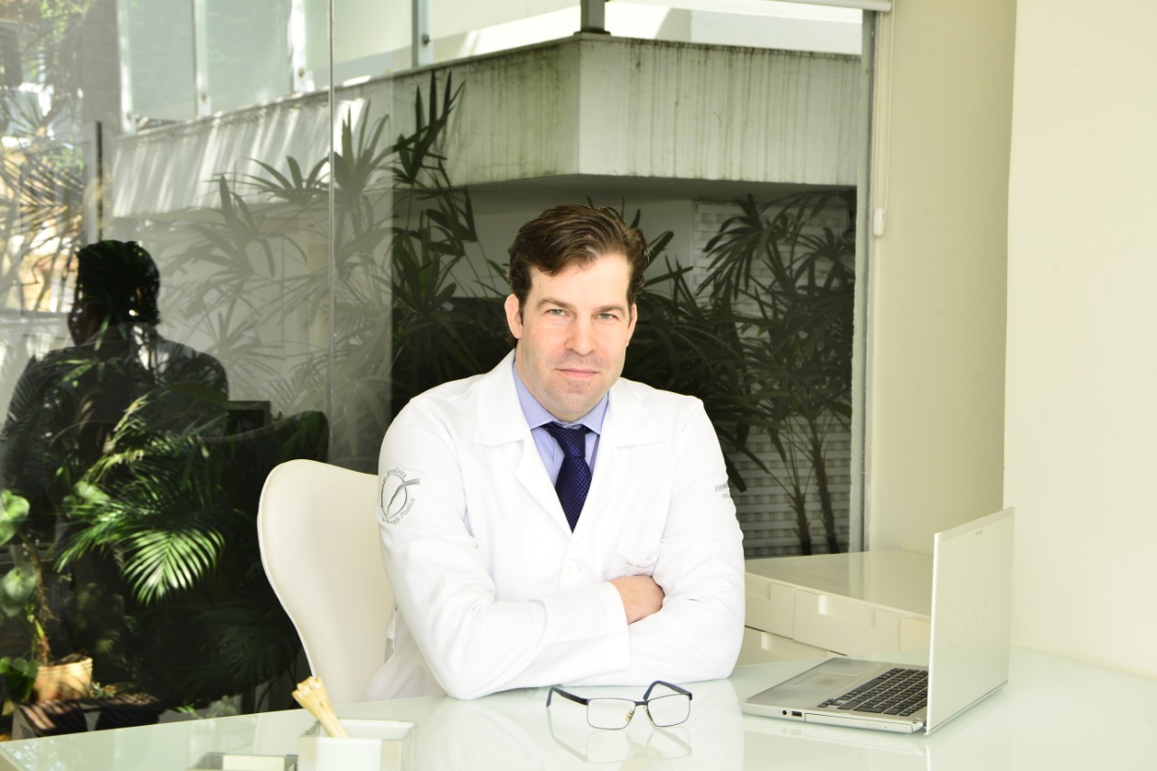 Especialista facial, Dr. Thomas Benson é considerado um dos melhores cirurgiões plásticos do ...