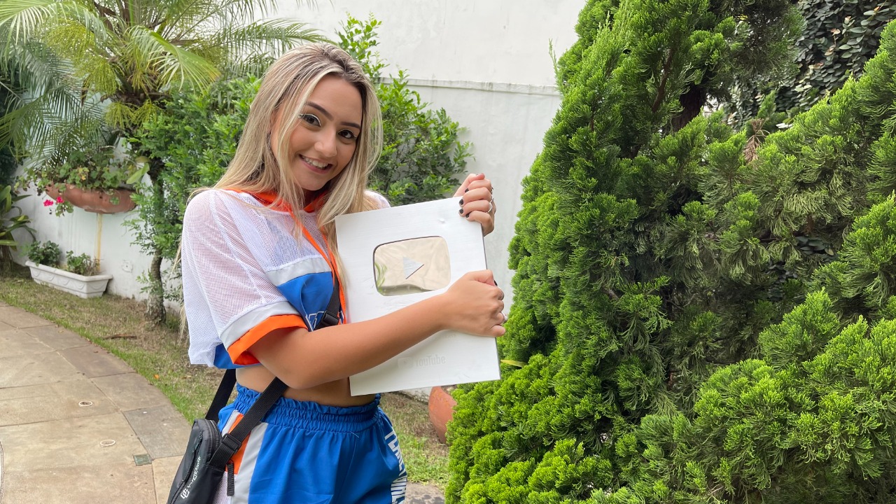 Conheça a famosa atriz e cantora Camilla Rocha - Cartão de Visita News