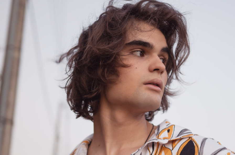Rob Miranda mistura pintura e música em novo clipe - Cartão de Visita News
