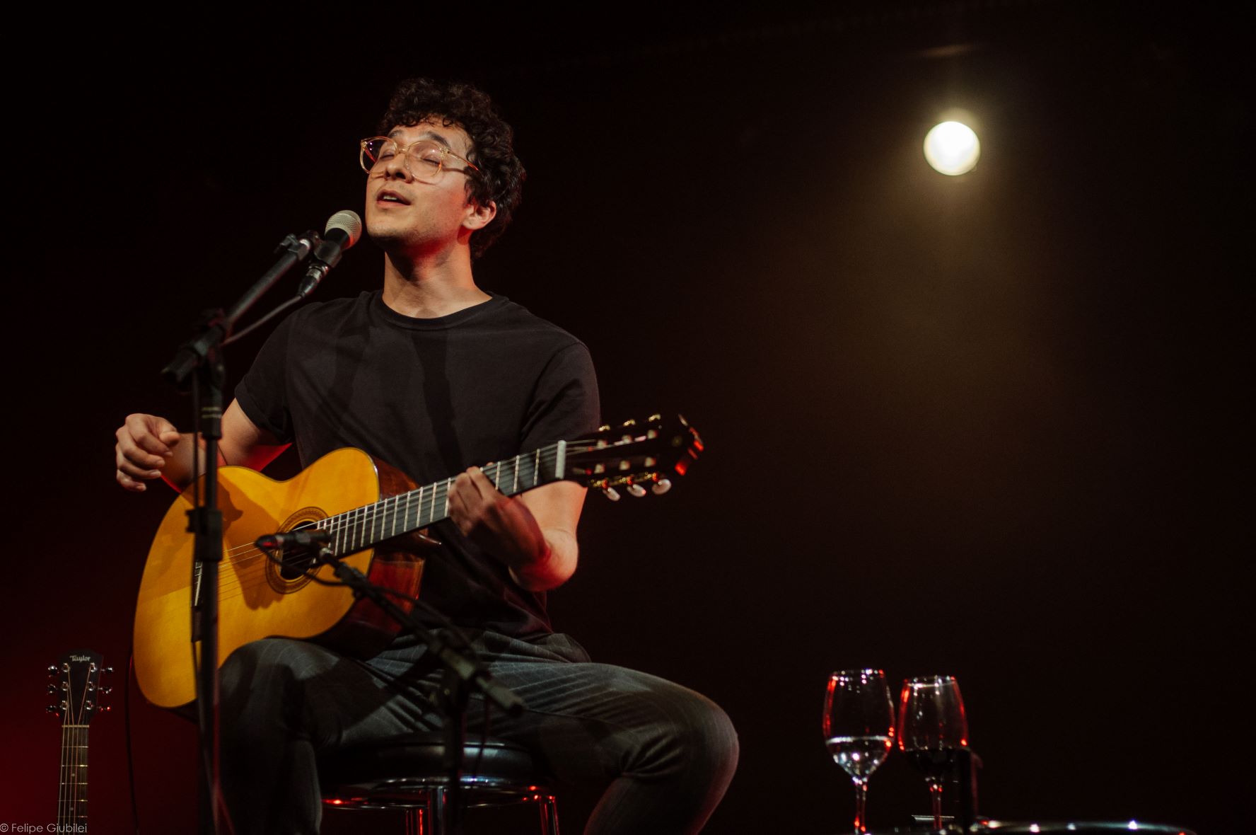 Phill Veras apresenta show voz e violão no Teatro Claro Rio - Cartão de ...