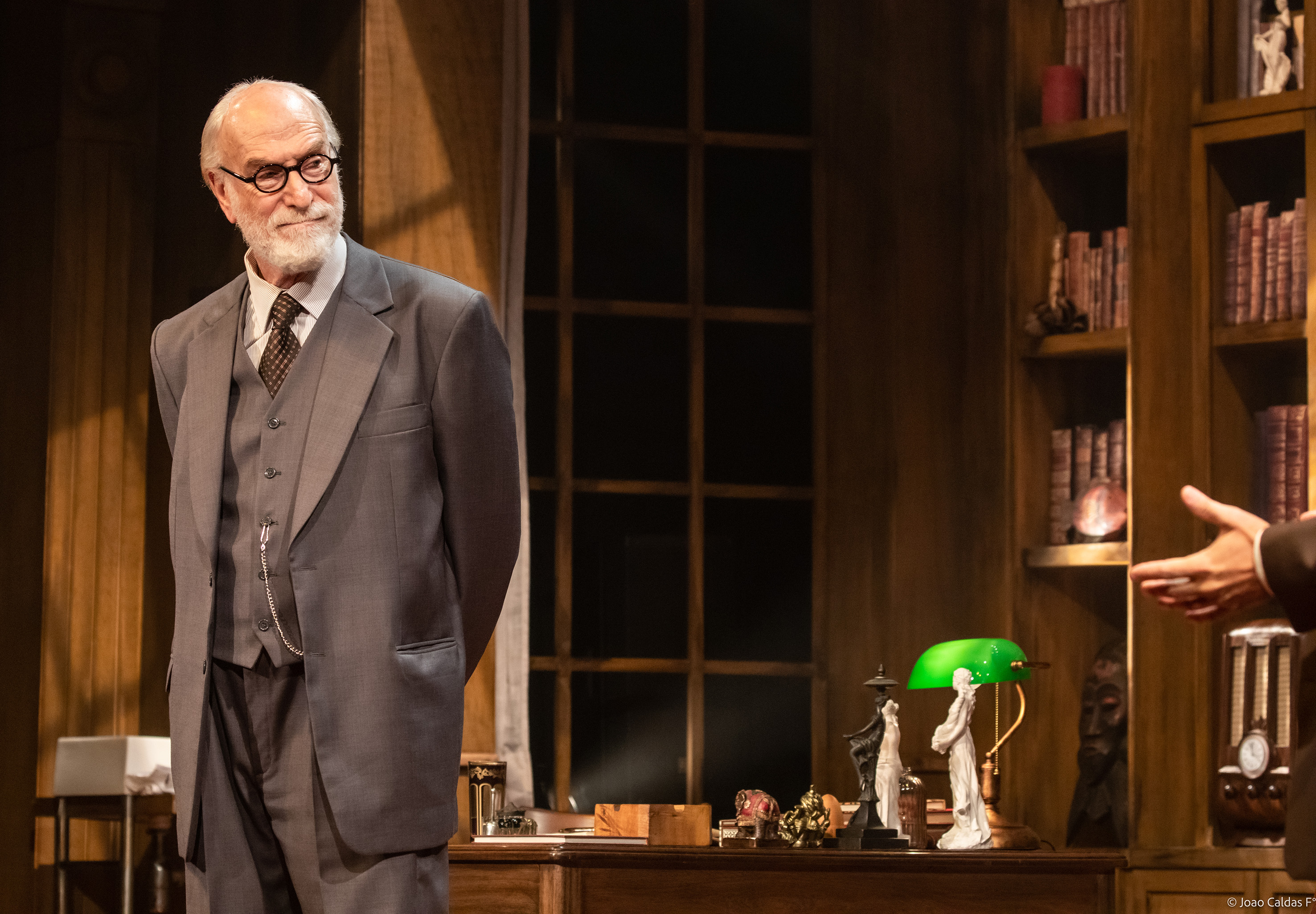 A Última Sessão de Freud, de Mark St. Germain, reestreia no Teatro ...