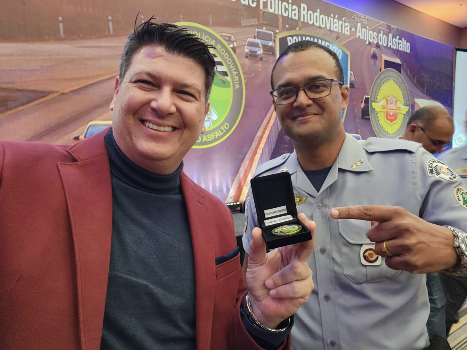 Apresentador Rodrigo Pagliani é homenageado com Challenge Coin pela ...