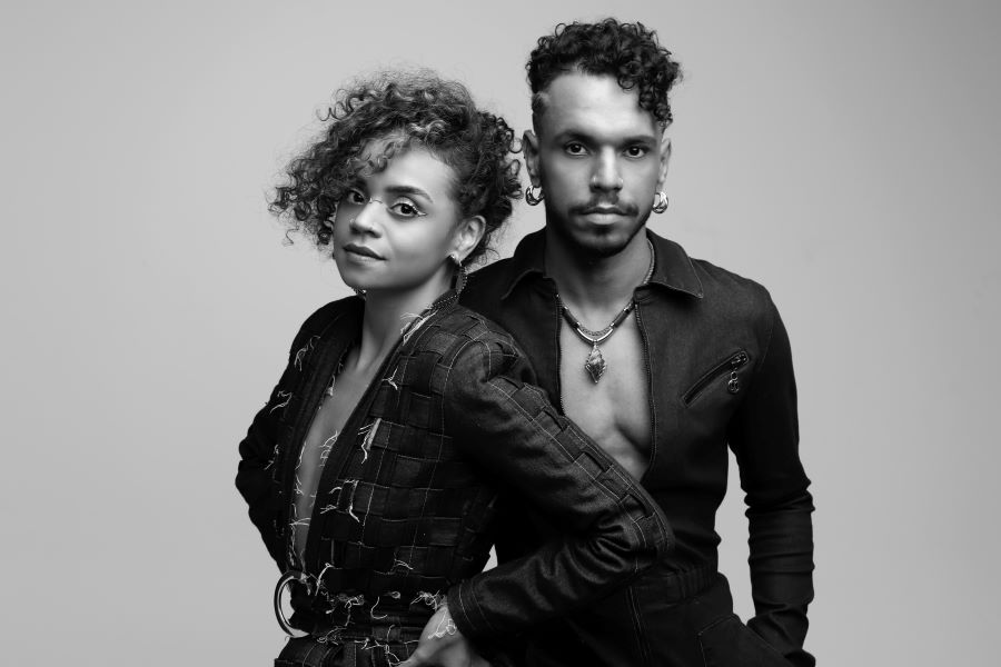 Sarah Roston e Saulo ajudaram a compor as canções do primeiro musical ...