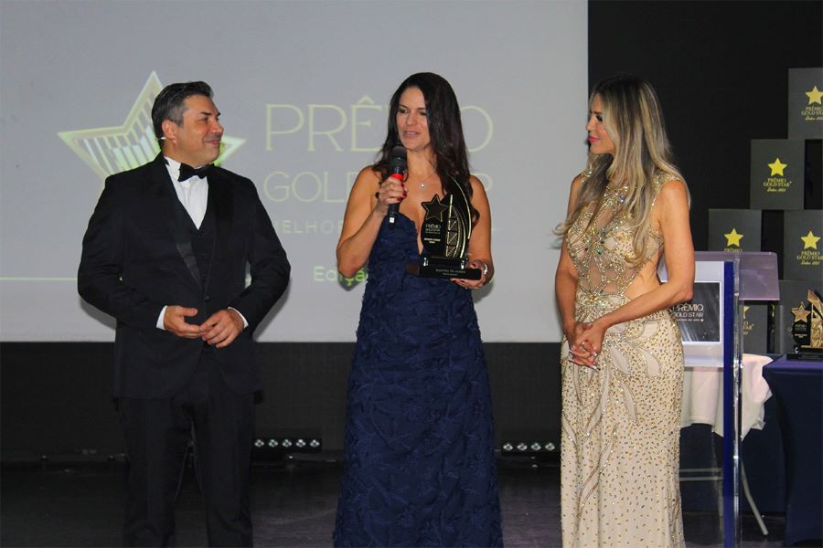 Agatha Olinger recebe prêmio Gold Star Dubai por transformar vidas com ...