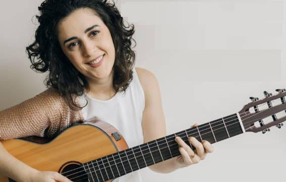 Gabi Buarque apresenta o show "Mar de Gente" no Sesc Barra Mansa com a ...