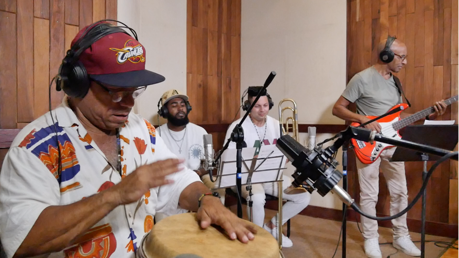 Coldplay, U2, Sting, Omara Portuondo e Ibrahim Ferrer formam o projeto ...