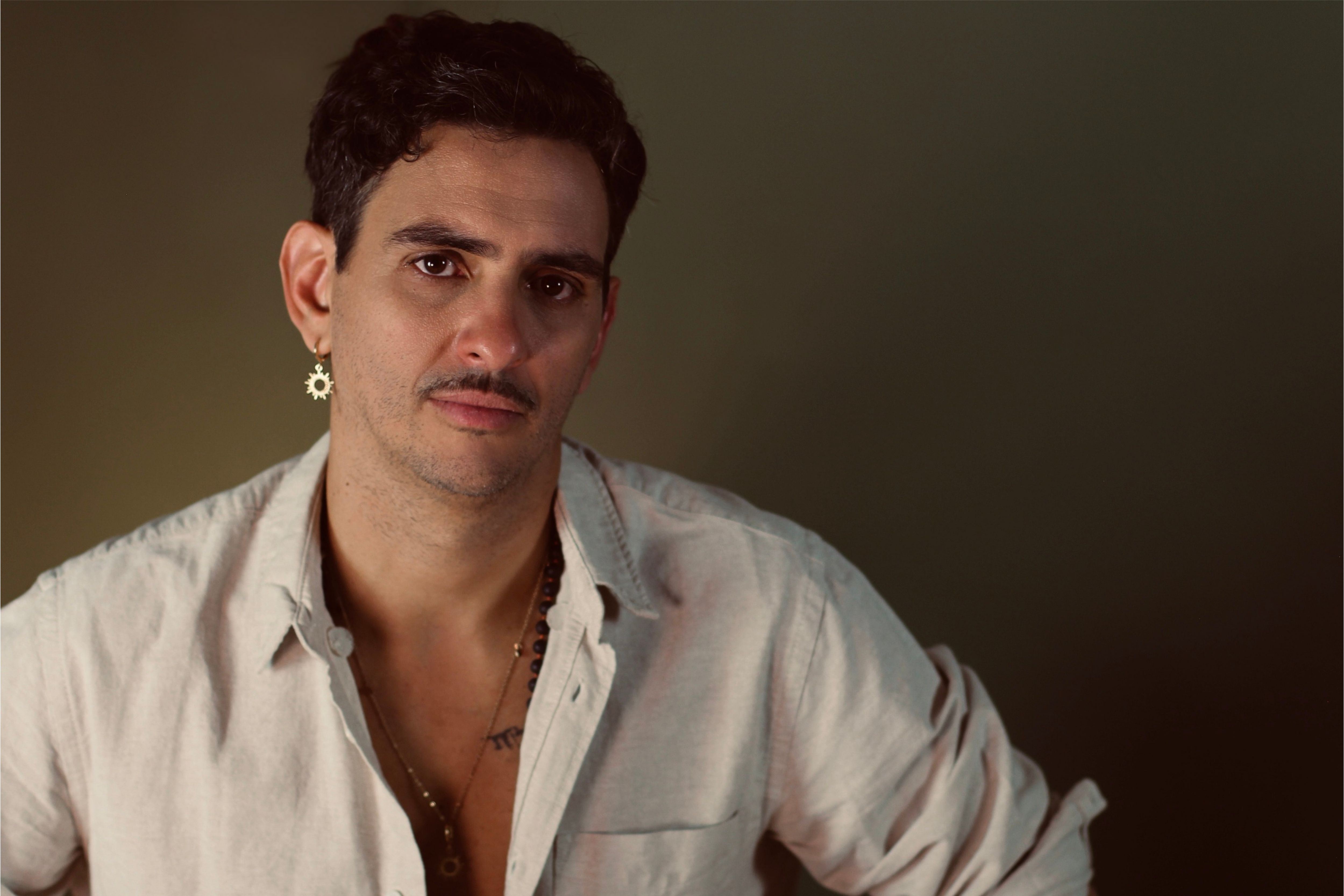 Após hiato, Gabriel Leal (Scracho) retorna à cena musical em carreira ...