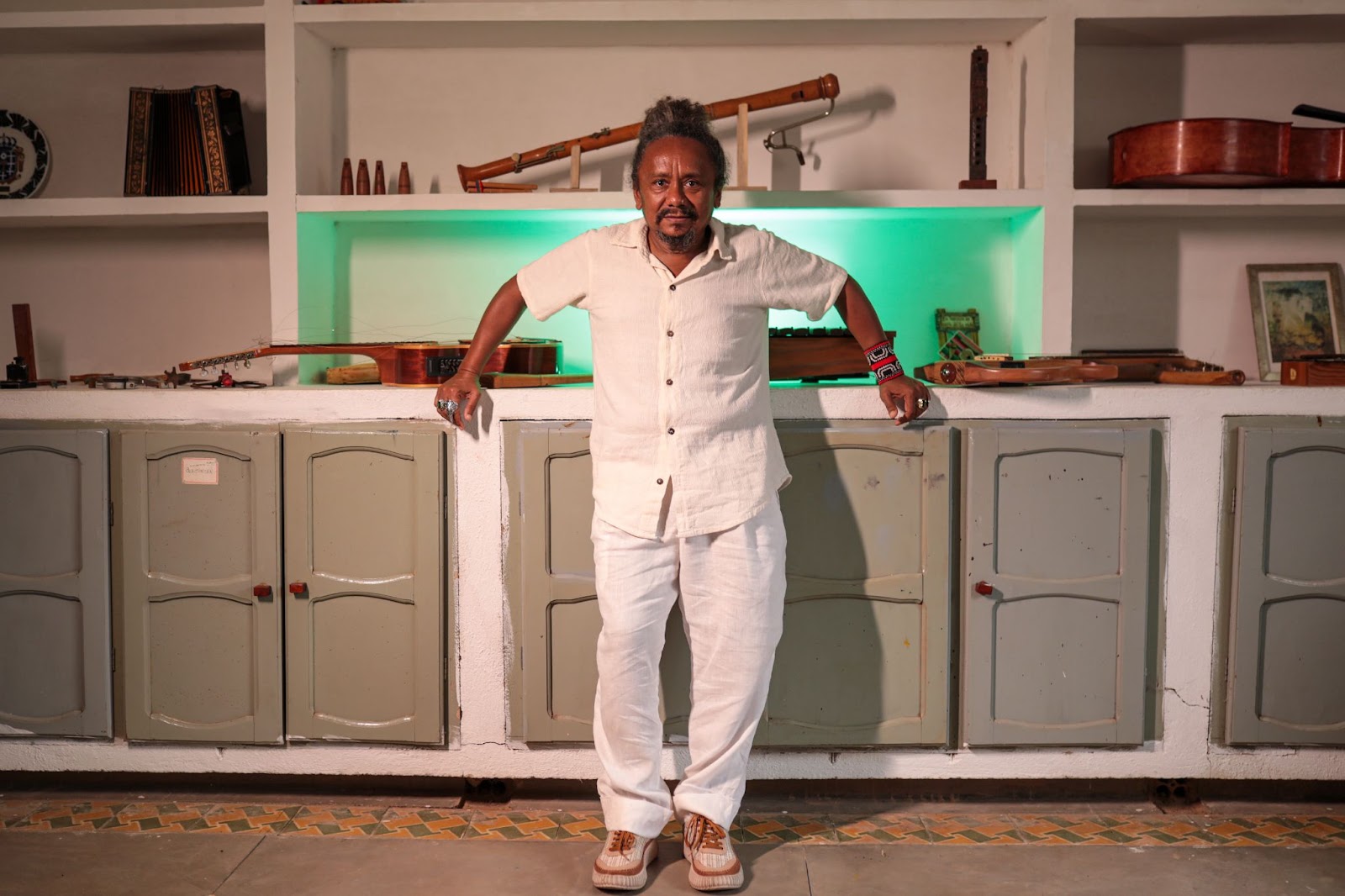 Chico César revisita suas raízes em remix de “Mama África” com Jake ...