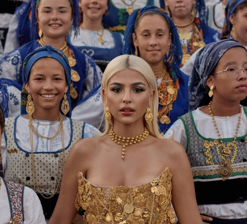 Bárbara Bandeira celebra suas raízes em “Marcha”, primeira faixa do EP ...