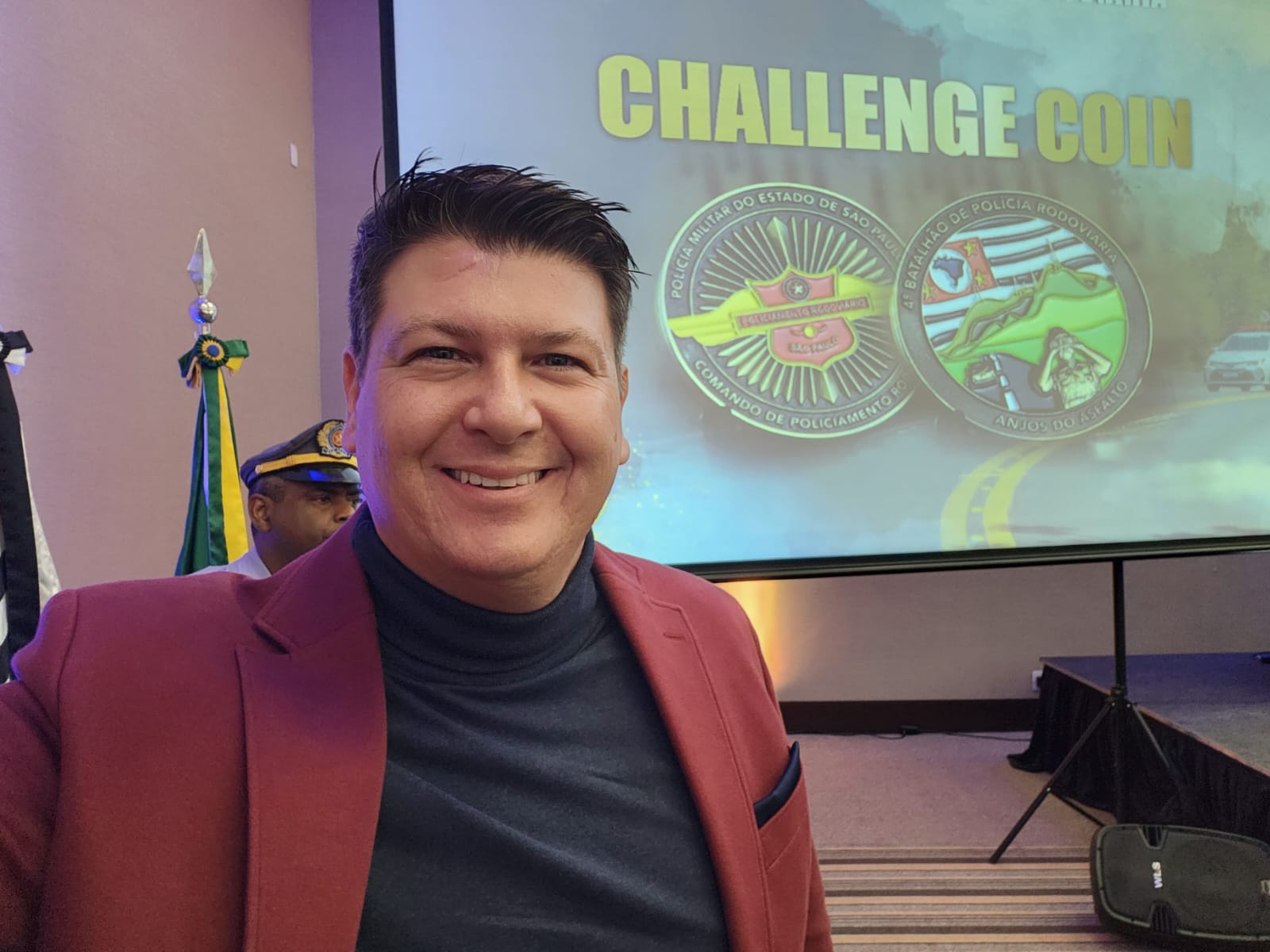 Apresentador Rodrigo Pagliani é homenageado com Challenge Coin pela ...