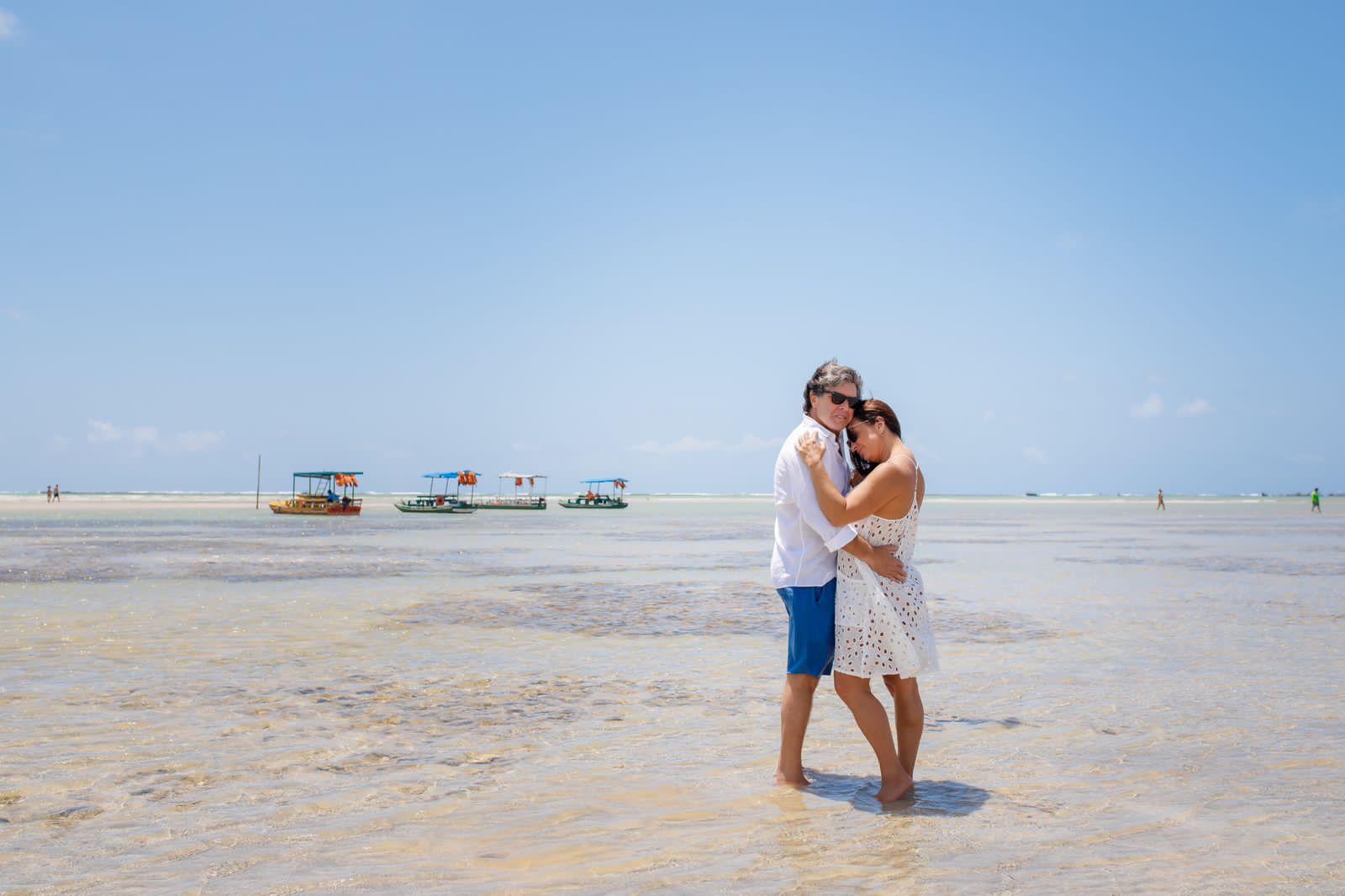 Apresentadora Cláudia Tenório aproveita praia em São Miguel dos ...