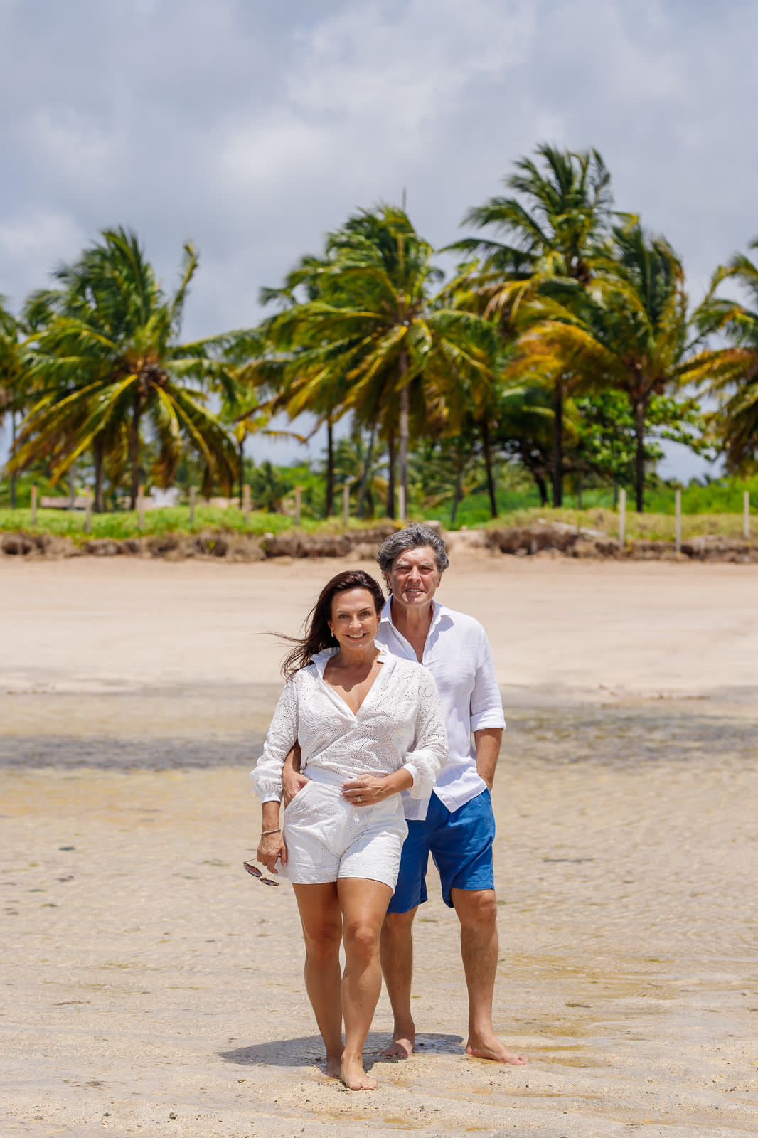 Apresentadora Cláudia Tenório aproveita praia em São Miguel dos ...