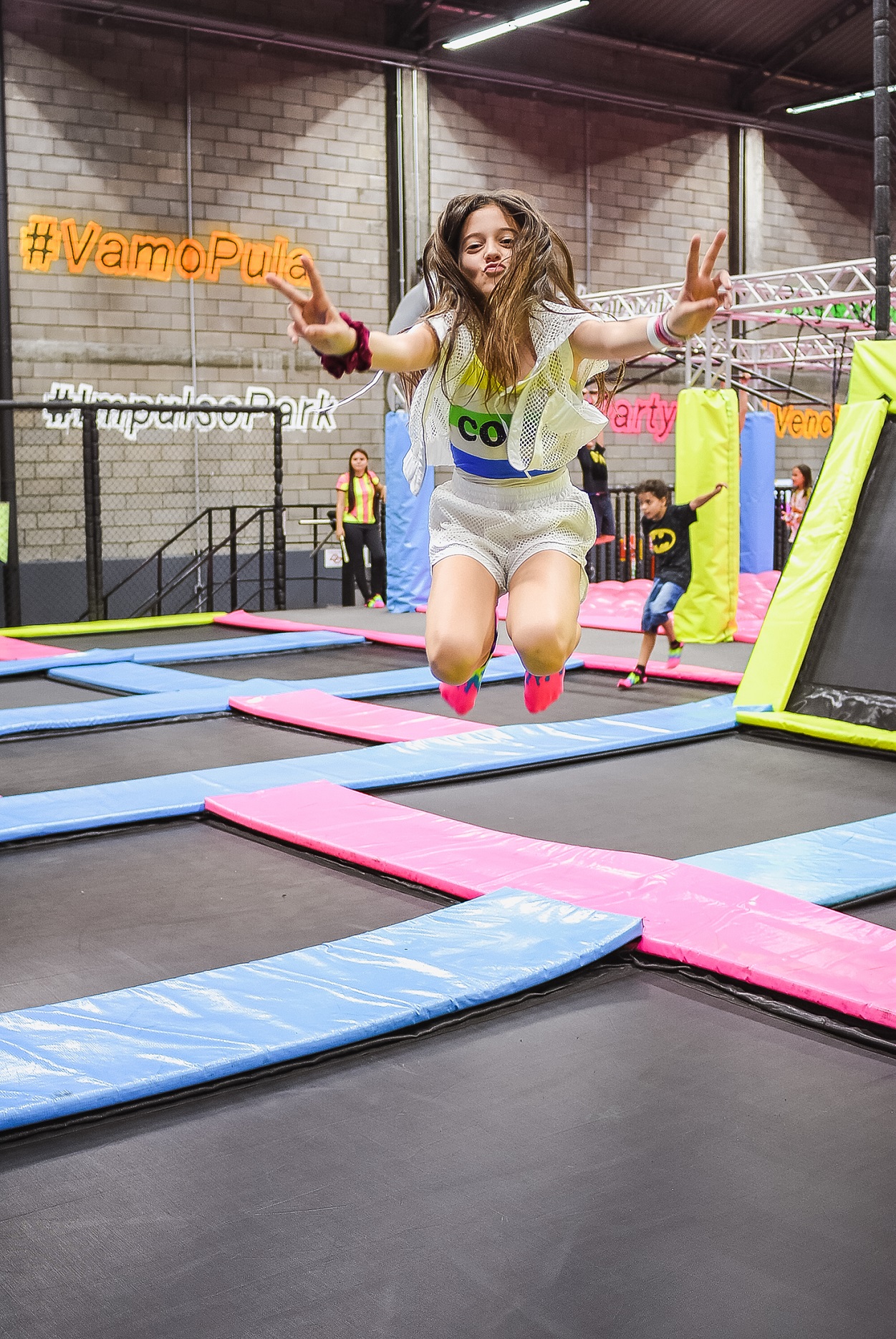 Laura Rauseo comemora 12 anos em parque de trampolim - Cartão de Visita ...
