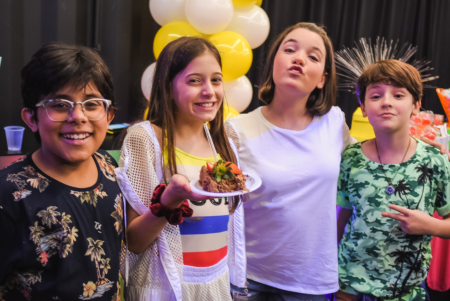 Laura Rauseo comemora 12 anos em parque de trampolim - Cartão de Visita ...